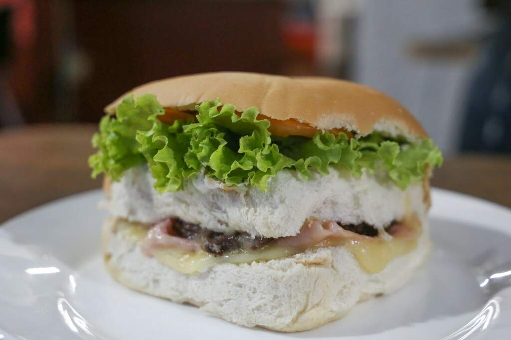 Lanchonete famosa volta com tudo após reforma com x-salada a R$ 7,99 ...