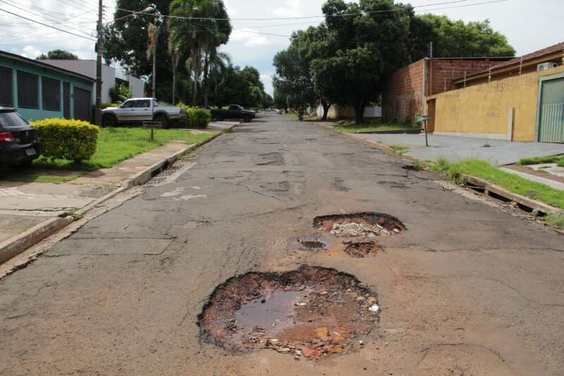 Sem manutenção, buraco em rua cresce e chega à rede de drenagem ...