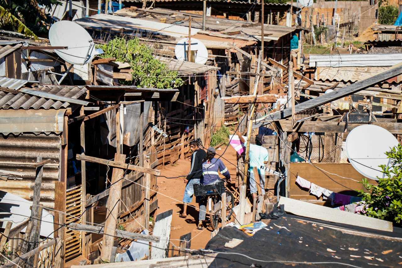 Na favela, "distanciamento zero" e frio comprometem luta contra a covid ...